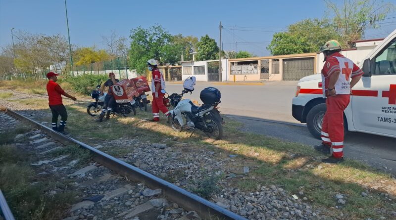 Repartidor de KFC derrapa con las vías del tren - Bentus